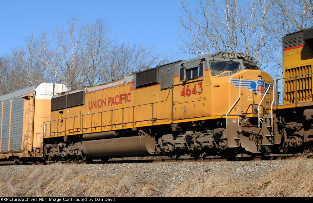 UP SD70M 4643 trails on 290